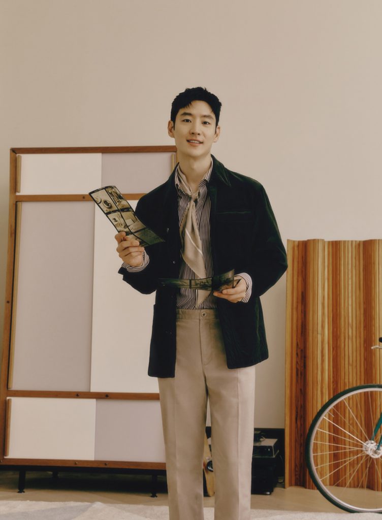 Lee Je-hoon trông như một tác phẩm cổ điền hào hoa trong họa báo mới ...